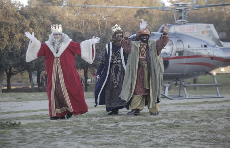 Milers de nens reben els Reis Mags al seu pas per Sant Cugat