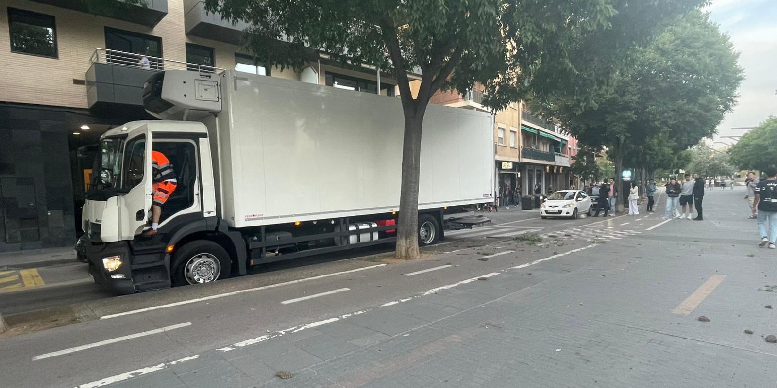 Tallada la rambla del Celler per un camió que ha rebentat una roda amb la vorera