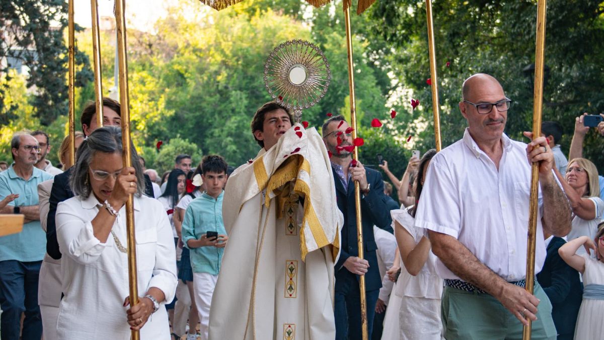 Centenars de santcugatencs celebren el do de l'Eucaristia amb el Corpus ...